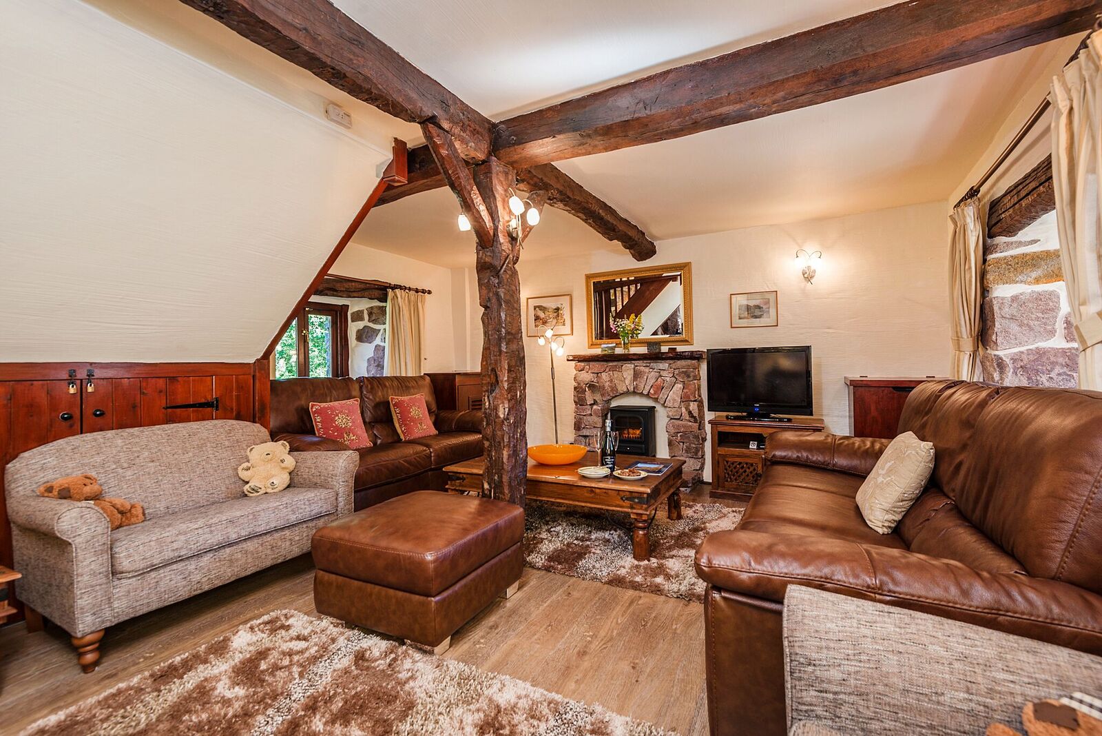Scafell spacious Lounge with new Italian Leather Sofas | Select Cottages